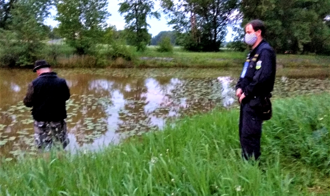 Zátah porybných na Labi: Rybářská stráž zadržela povolenky za noční ...