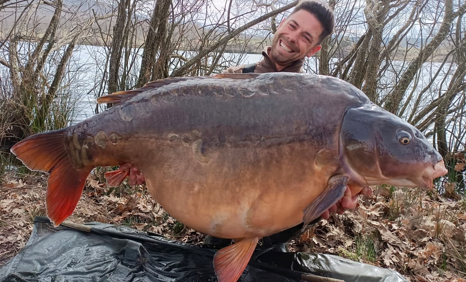 Obrovský lysec o váze 37,35 kilogramů: Rybář stanovil nový rekord kapra ...