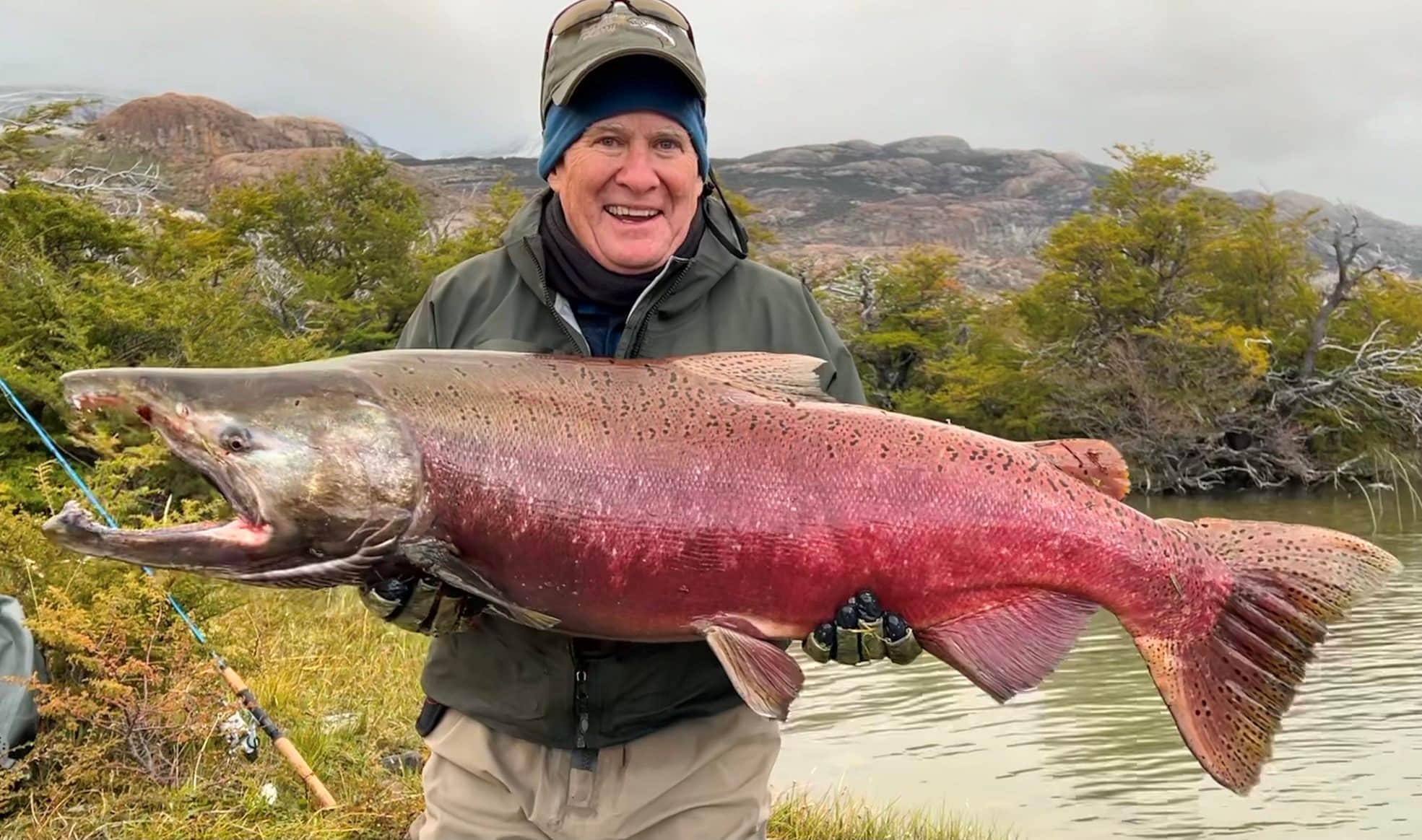 Rybář chytil obrovského lososa: ryba je asi světovým rekordem v délce ...