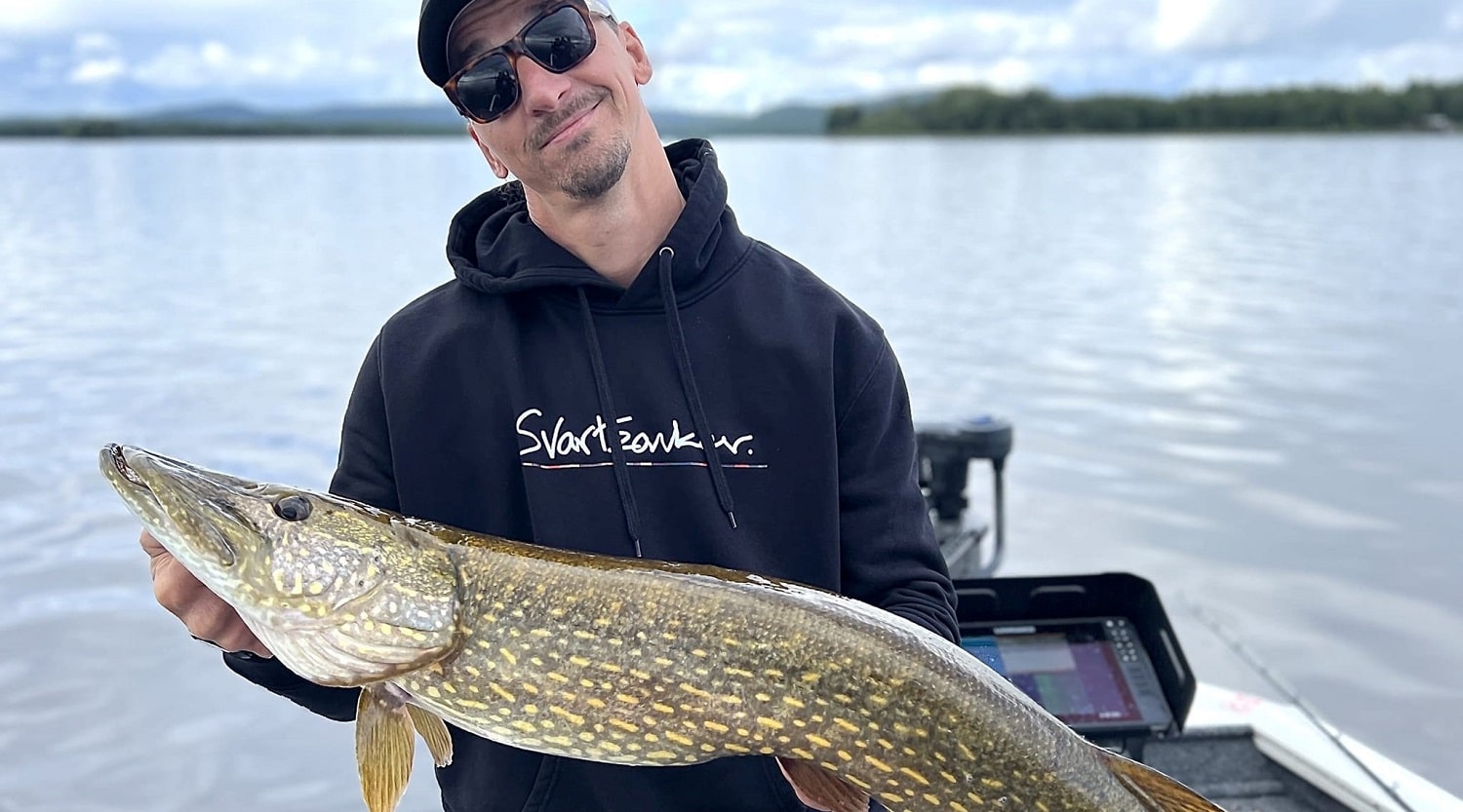 Fotbalista Zlatan Ibrahimovič chytil velkou štiku. Lidé u fotky ...